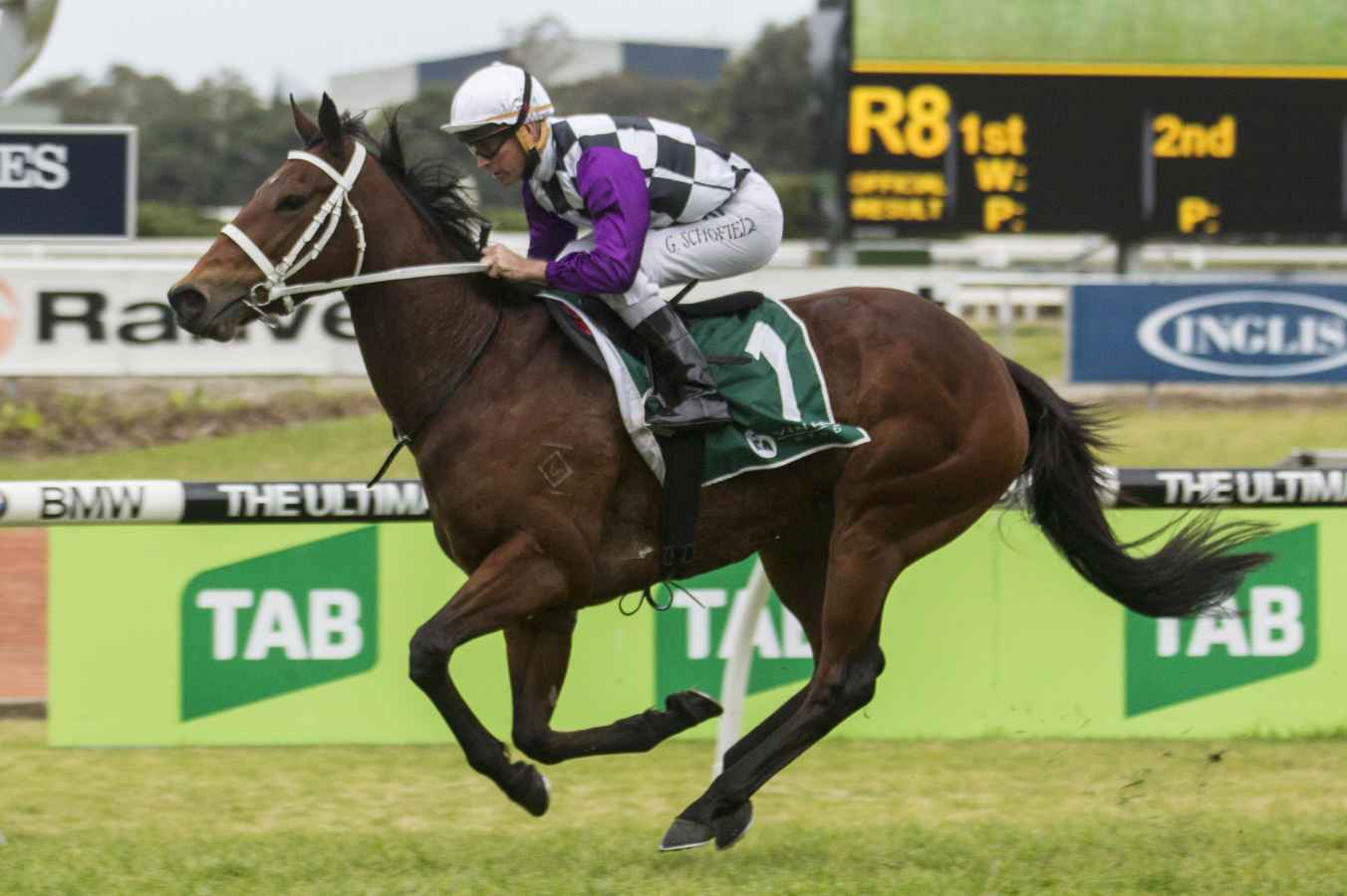 Elle Lou edges Waller closer to record