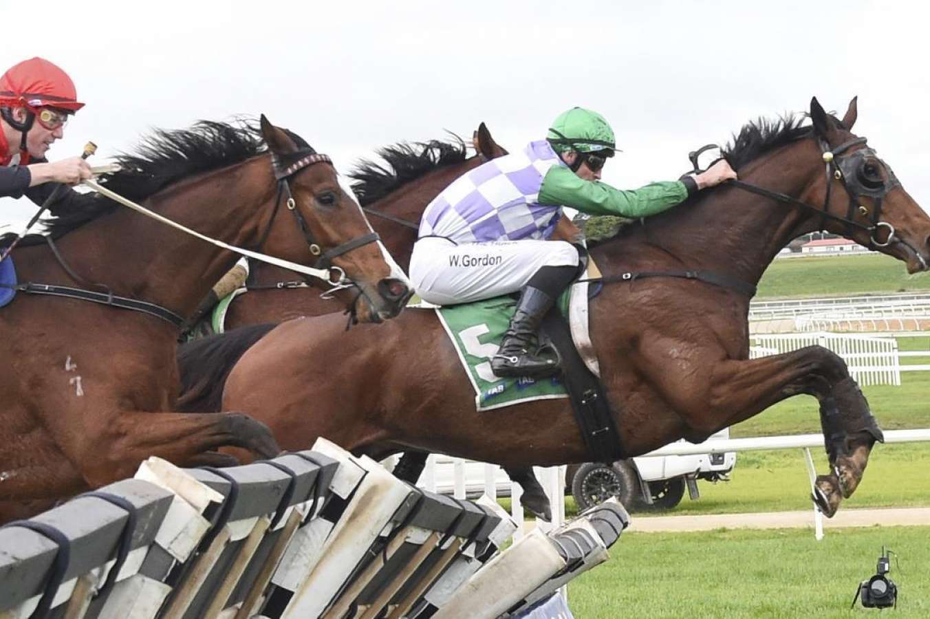 Trainer Andrew Bobbin scoops jumps feature pool at Warrnambool with ...