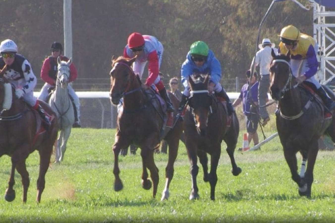 Picnic racing returns to Deagon