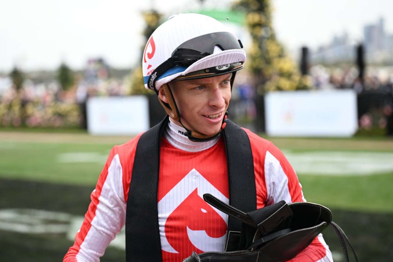 Dee sustains suspected shoulder injury in jumpout fall