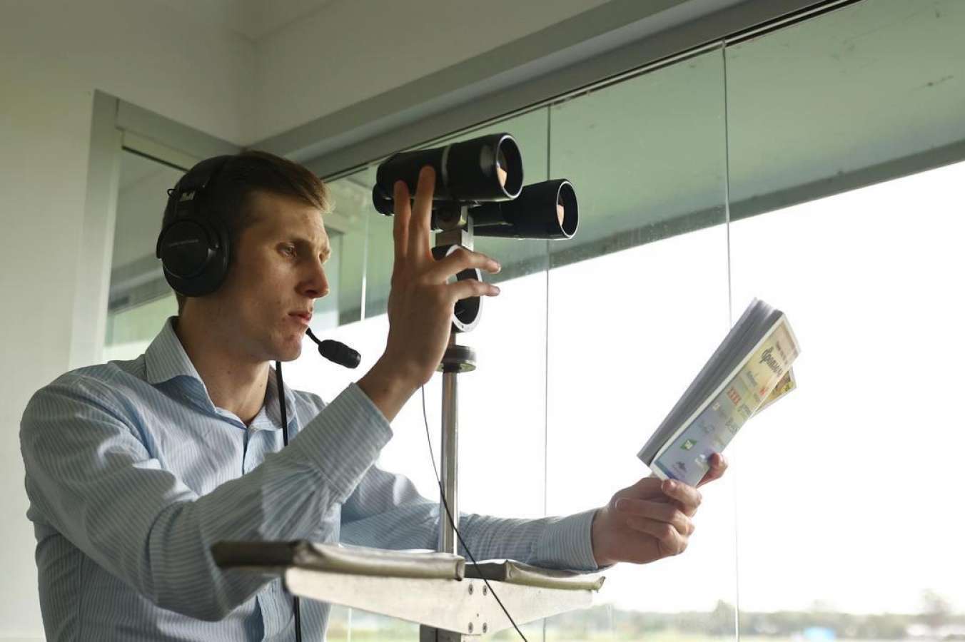 Racecaller skies golf ball onto Canterbury straight