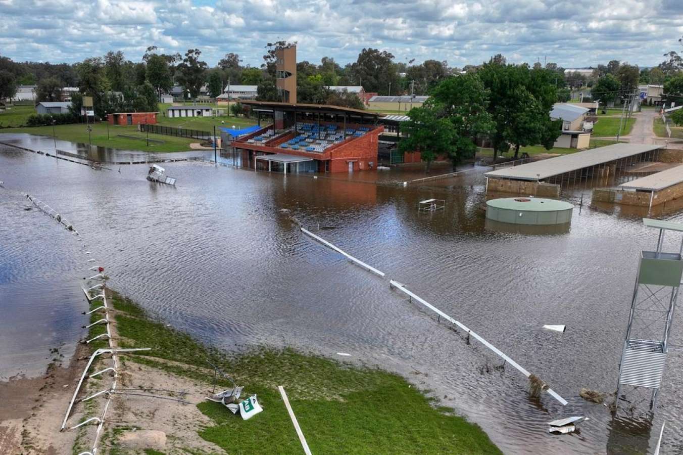 Floods devastate NSW country race clubs